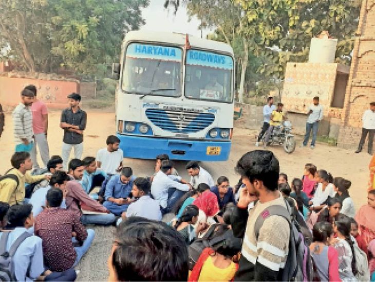 Furious due to the lack of buses, the students stopped the bus, sitting ...