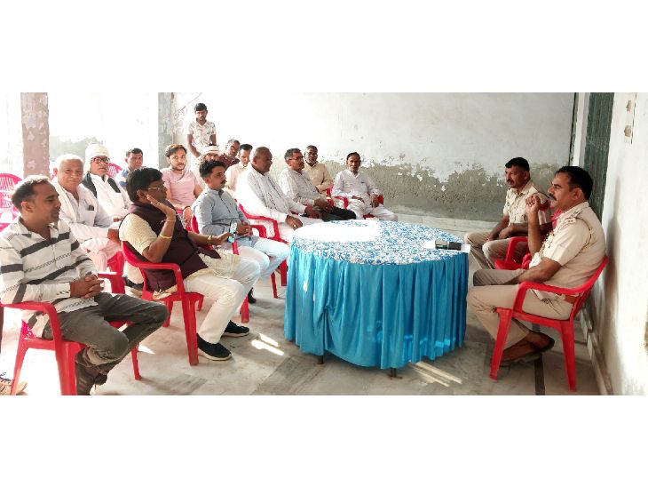 Slip making agents sitting 200 meters away from the polling booth ...