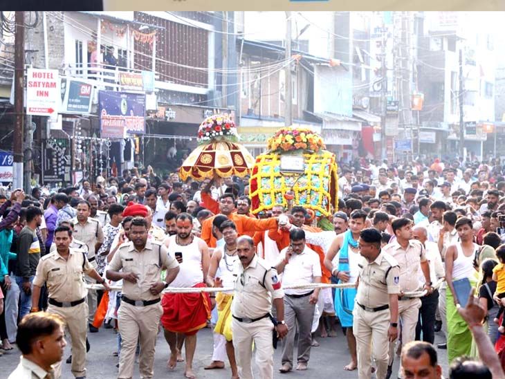 Devotees welcomed Rajadhiraja by showering flowers | भगवान महाकाल की ...