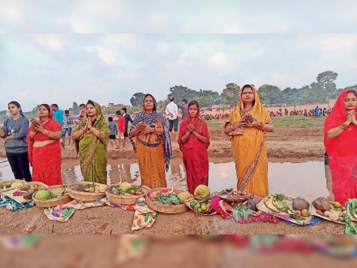 A fair-like view has been seen on many Chhath Ghats since midnight ...