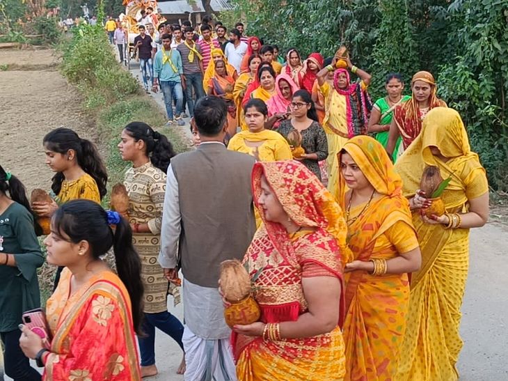 Shrimad Bhagwat Katha started in Barhalganj Kalash Yatra taken out ...