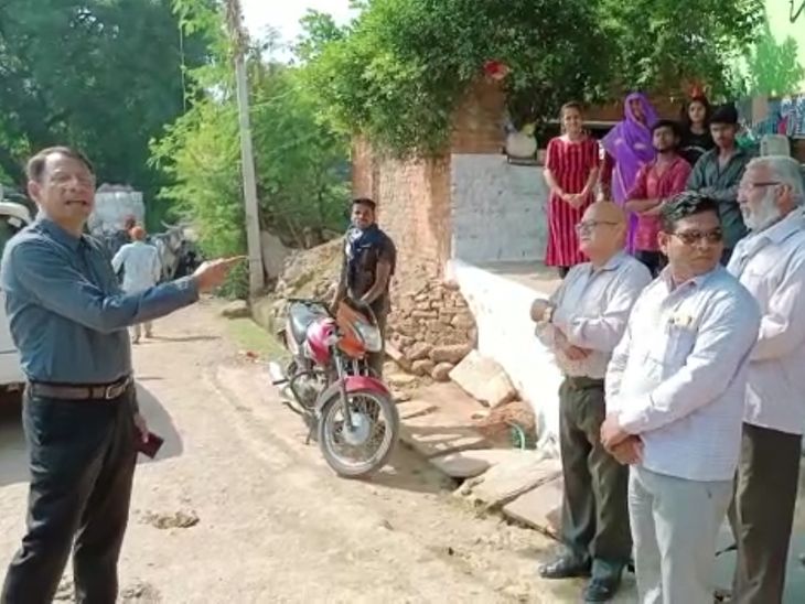 Datia Collector told the teachers – should be ashamed, what are you taking salary for | 6th की ...