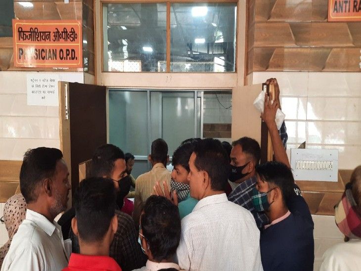 Long queues of patients with fever in OPD of hospitals, doctors ...