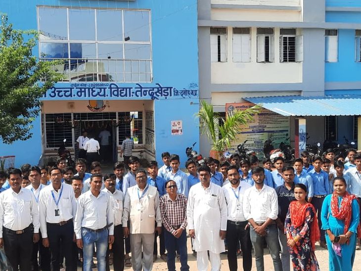 De-addiction in Tendukheda, administered oath to the students to ...