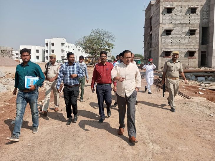 Instructions to expedite the work and deepen the pond in Chandpur with MNREGA | डीएम ने ...