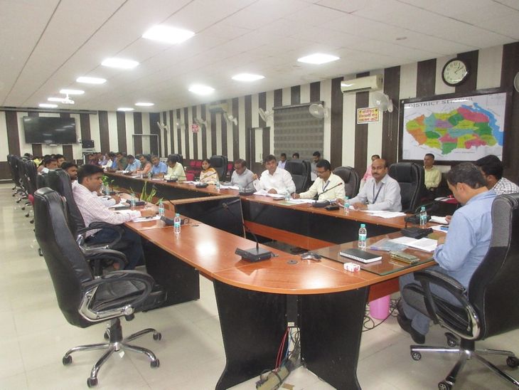 DM said in Sitapur - paste the list of big defaulters in the bank ...