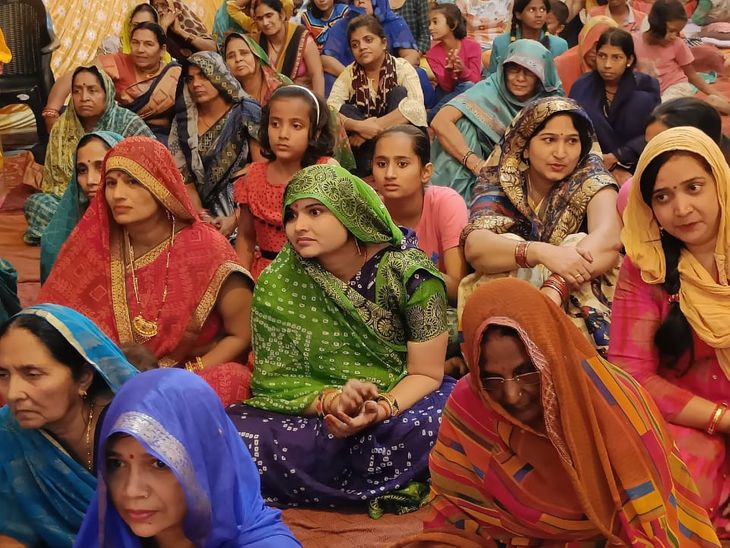 The story of Shrimad Bhagwat is happening in Farsad of Barhalganj. Vyas ...