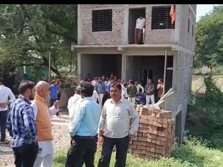 The team of the Municipal Corporation reached to break the pucca ...