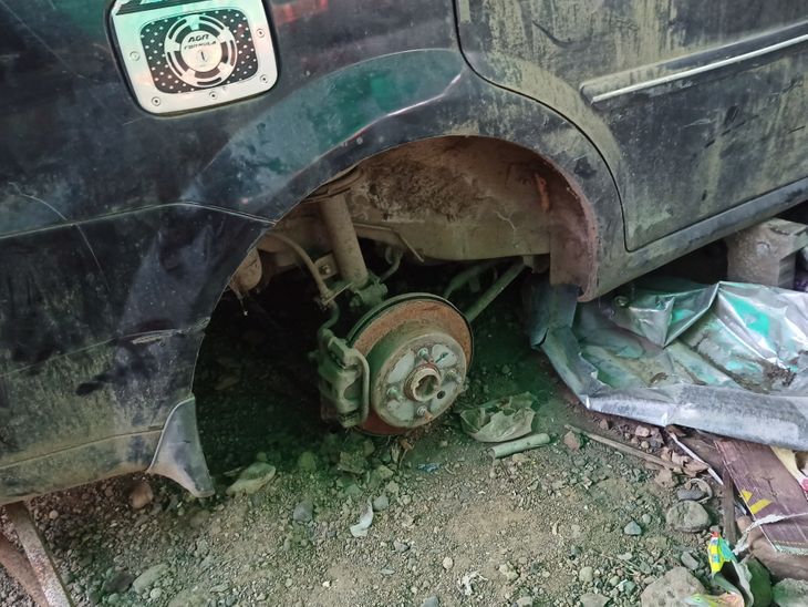 The thieves ran away after taking out the four wheels of the car of the ...