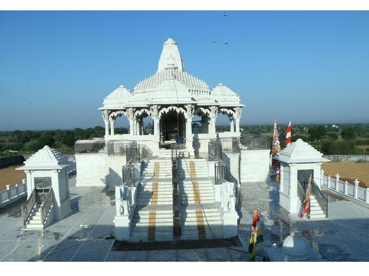 Devotees engaged in finalizing the preparations for the Pran Pratishtha ...
