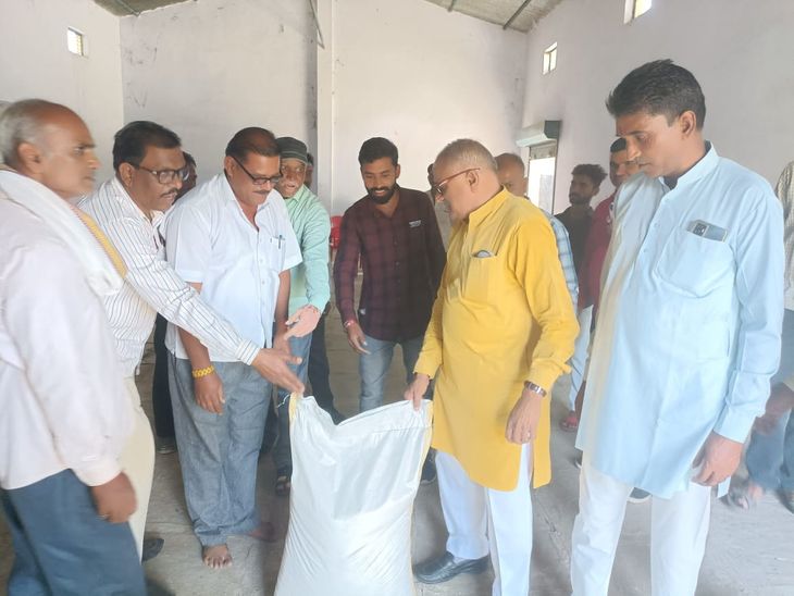 Cash fertilizer sales center started in Garoth, Bhanpura, Suwasra ...