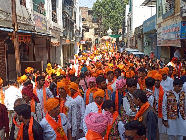 Samajans took out a grand running ceremony in Manavar, also unveiled ...