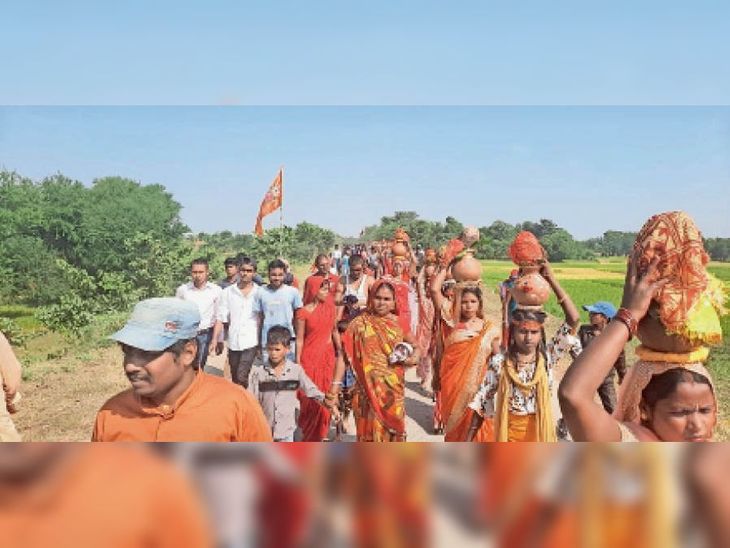 Grand Kalash Shobha Yatra taken out for idol installation | मूर्ति स्थापना को लेकर निकाली गई ...