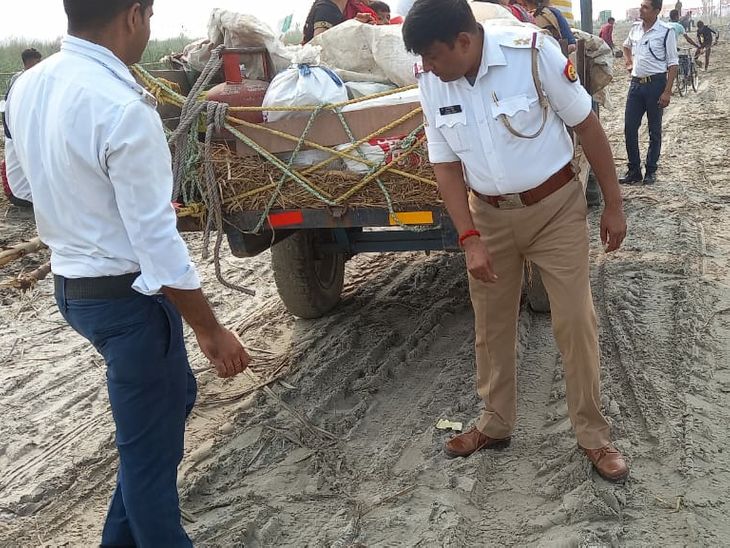 Traffic police pasted radium stickers on the vehicles of devotees ...