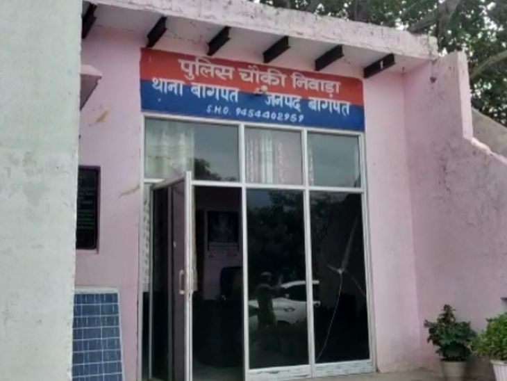 Showing the laurels of khaki at the Niwada post, they were taking money ...