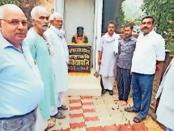 Mahakavi Vidyapati remembered on his death anniversary | माल्यार्पण कर ...