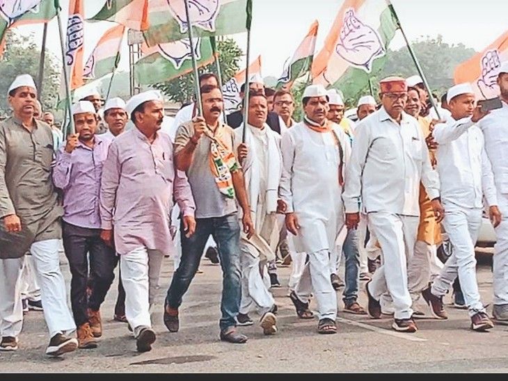 Congress leaders carrying tricolor and constitution in hand in Bharat ...