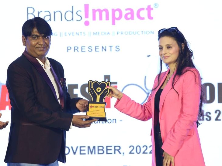 Actress Ameesha Patel gave shield in Delhi, Dr. Atulkar is sonologist ...