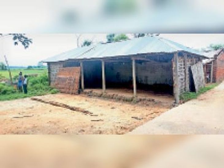 Four kilometers away, the middle school Bhanwara was shifted, small ...