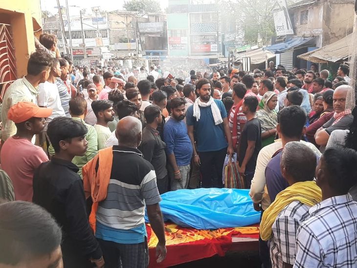 Villagers blocked NH with dead bodies, demanding arrest of criminal in ...