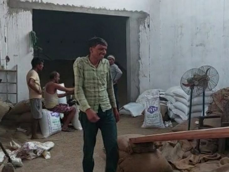 Wheat, millet and rice kept in government sacks, seal of one thousand sacks