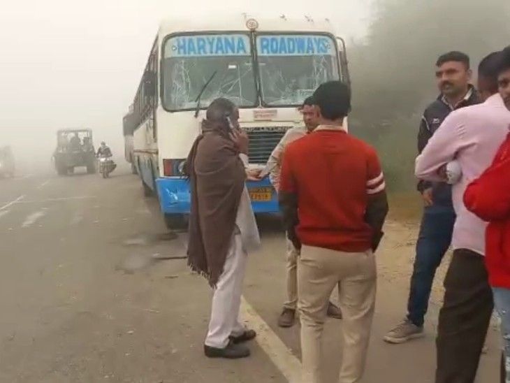 Three buses collided when a bus suddenly braked in the mist, the ...