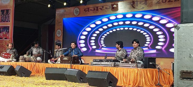 The audience danced on the hymns of Osman Mir from Gujarat | मथुरा में ...