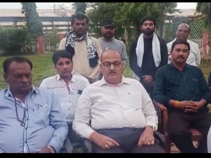 There is an agreement between the traders and the Hammals regarding the ...