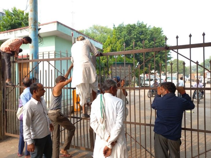 Mandi's gate locked, traffic affected for 2 hours | नीलामी को लेकर ...