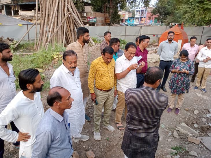 The mayor arrived to inspect the construction of the bus stand, gave ...