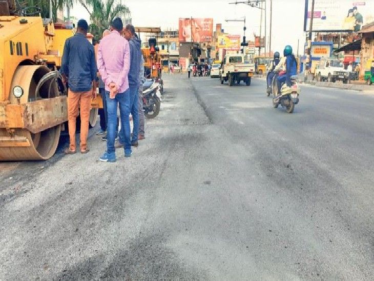 Where the President will pass, the bitumen layer is going up; From ...