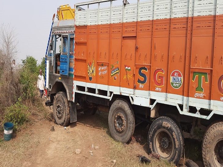 Could not remove the truck stuck in the pit, a cow's carcass was also found | गोवंश से भरा ...