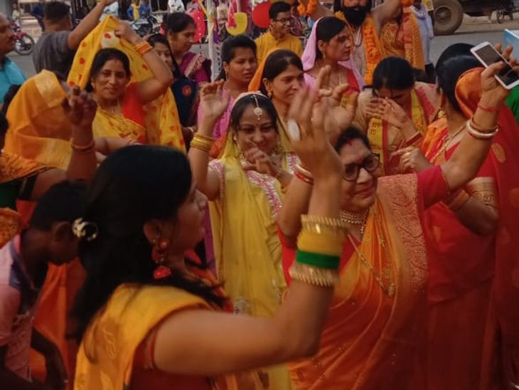 Devotees gathered from all over the district in Gyan Yagya, | कहानी में ...