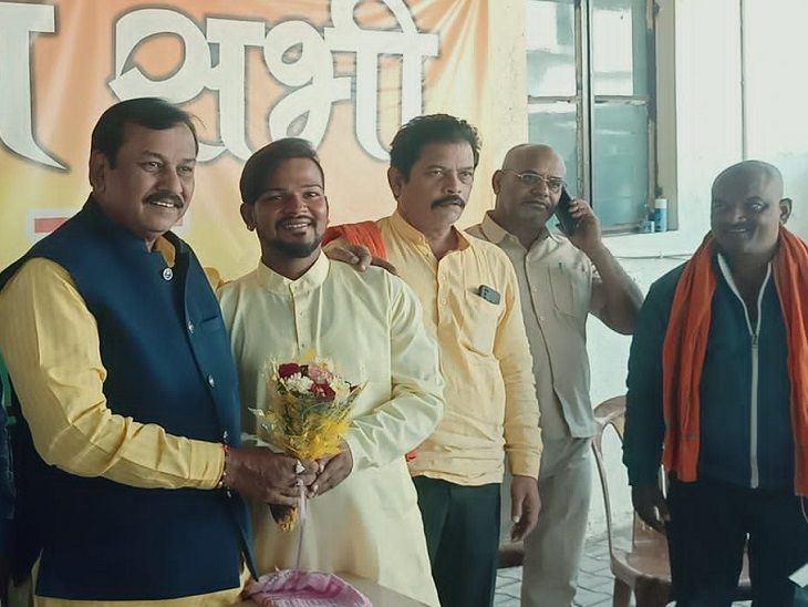 MP Vijay Baghel got more than 100 Congressmen to join BJP | भिलाई में ...