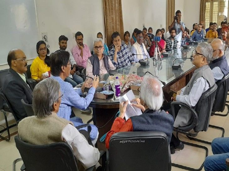 Gandhi believed in dialogue of civilizations: Speaking at AU, Prof ...