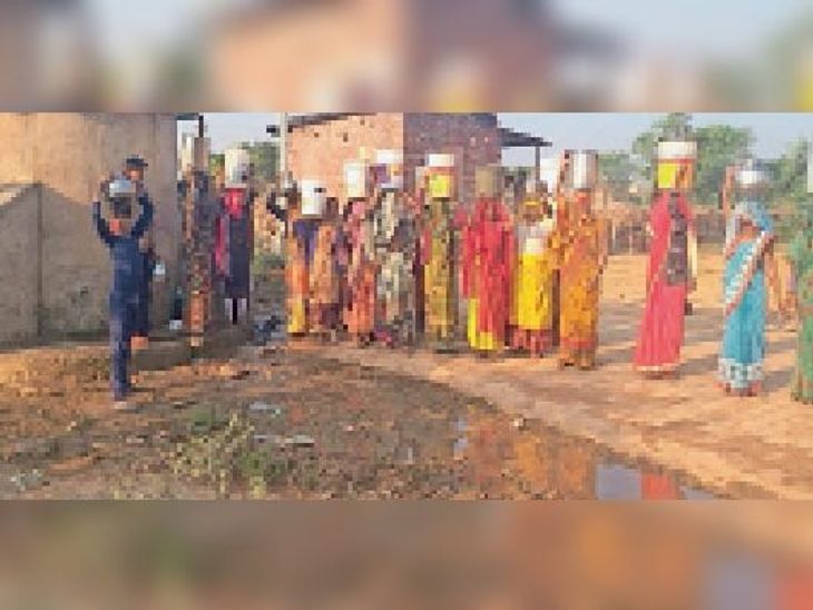 Drinking water crisis in Silauti, angry women demonstrated on the tank ...