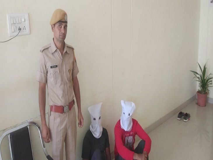 35 thousand rupees were looted from the businessman and his accountant ...