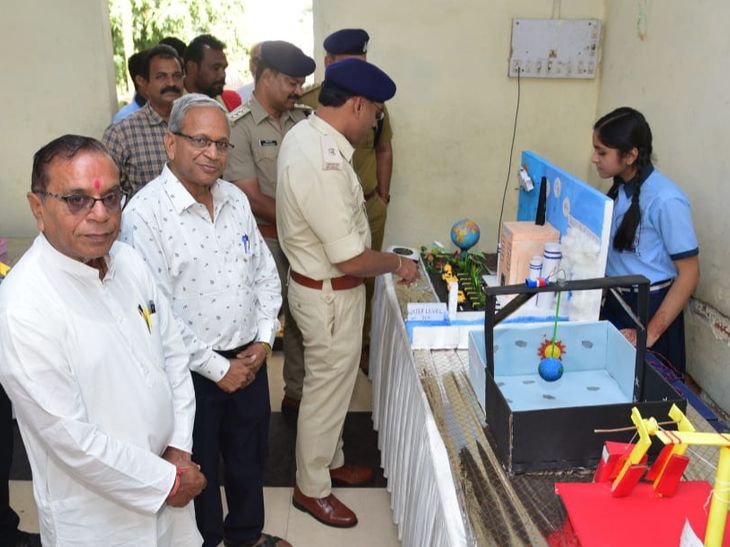 In Manawar, students were honored with shields and certificates | बाल ...