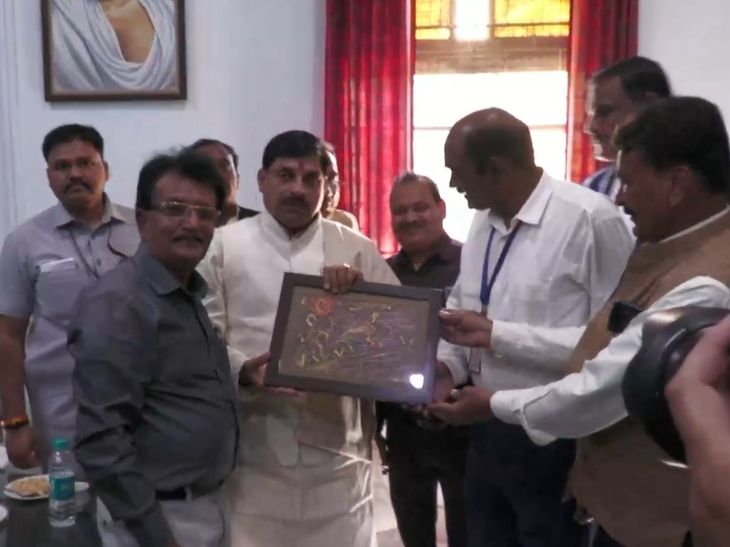 Meeting with the principals of the colleges of the district, it was ...
