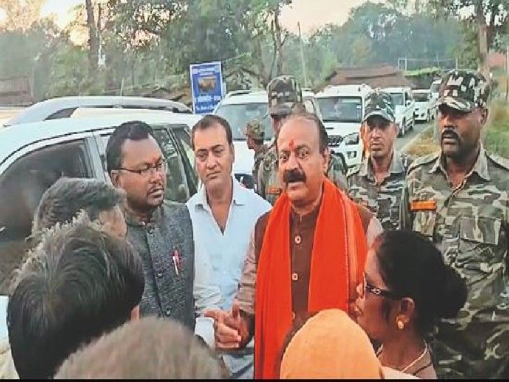 Villagers of Orsa gheraoed MP demanding road construction | पुल का ...