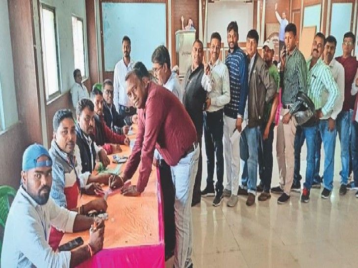 Suresh and treasurer Tikendra became the chairman of Patel hostel ...