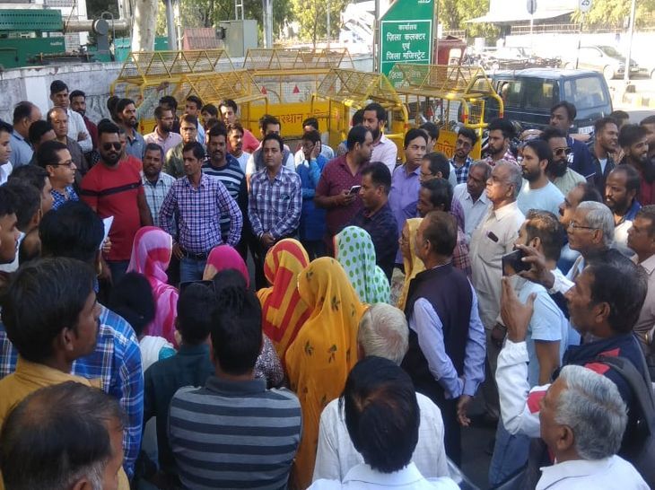 The people of the colony reached the collectorate, handed over the ...