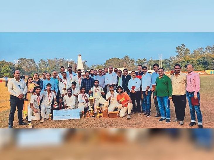 General Manager SK Mohanty rewarded the players of the winning team ...