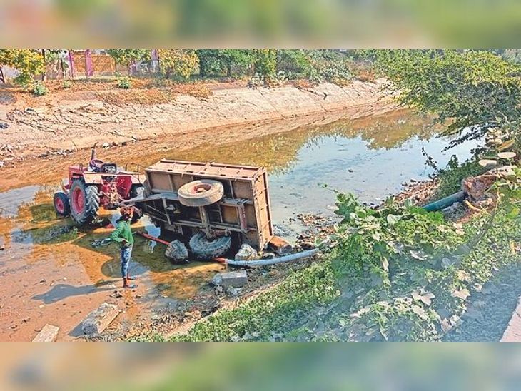 Tractor fell into 10 feet deep canal while crossing | शॉर्टकट का चक्कर ...