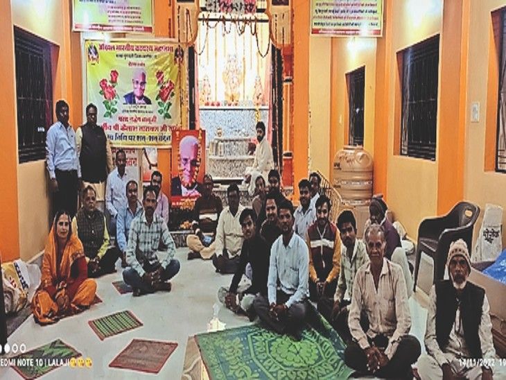 All India Kayastha Mahasabha organized a meeting and laid wreath ...