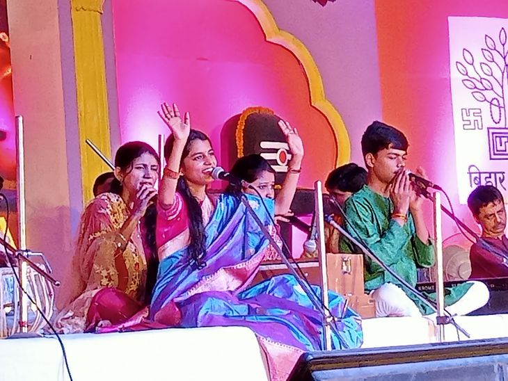 Singer Maithili Thakur performed at Sonpur fair, Audience danced on ...