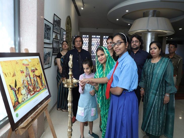 Attraction of black and white photographs, vintage camera of 1860 was ...