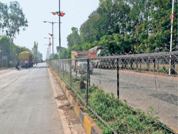 Barbed wire was put on the divider of 800 meter road, later changed ...