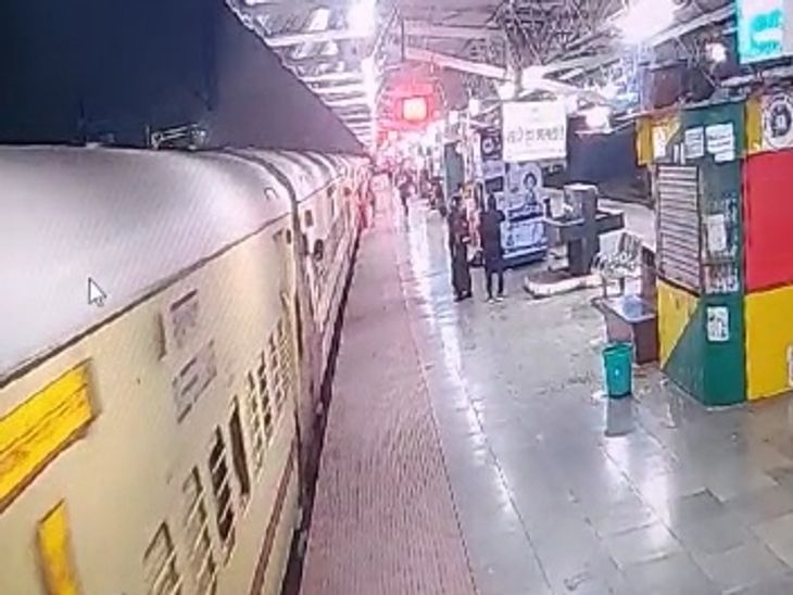 Woman's foot slipped while boarding a moving train, RPF jawan saved her ...