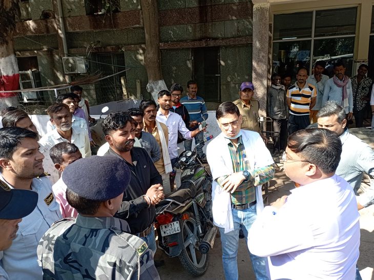Outsourced employees of Sheopur District Hospital complained to the ...